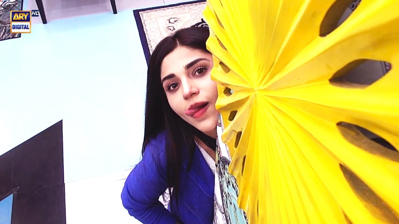 Aise kya dekh rahe ho? | Amna Malick Fun With Camera | Tamasha - YouTube