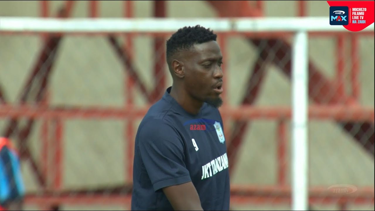 John Bocco akiwa katika dimba la Meja Jenerali Isamuhyo kuivaa Azam FC ...