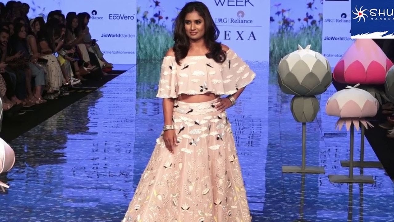 Mithali Raj walks the ramp at Lakme Fashion Week, looks gorgeous in ...