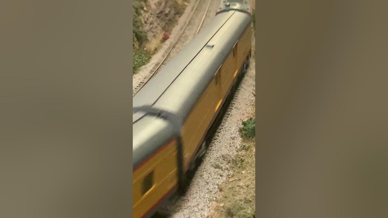 UP E9A-M #951 swings onto the long straight with her 6 carriage rake #hoscaletrains #train #fun ...