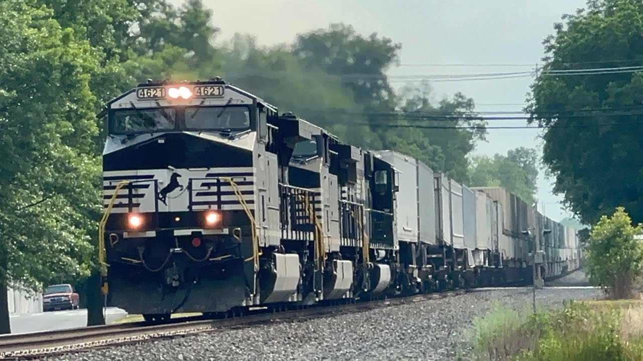 NS 4621 AC44C6M leads NS 29G through Manville NJ with a Nice P3 horn! 6/3/2023 - YouTube