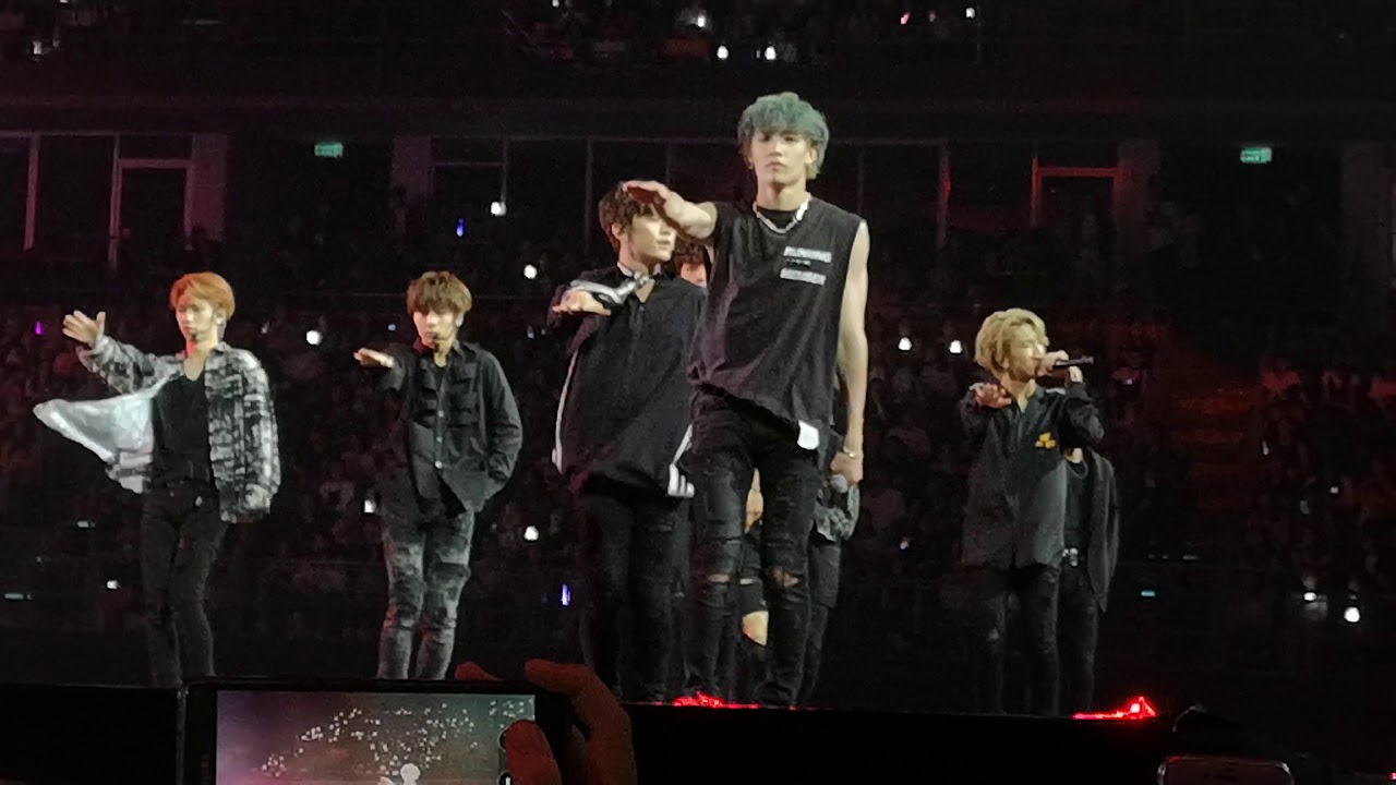 Stray Kids Perform It's Raining at KCON Thailand - YouTube