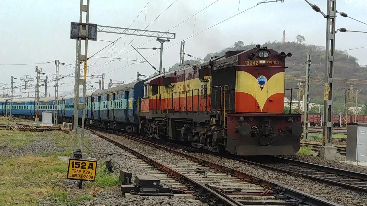 Kondaveedu Express Machliptna to Yesvantapur ||INDIAN RAILWAYS - YouTube