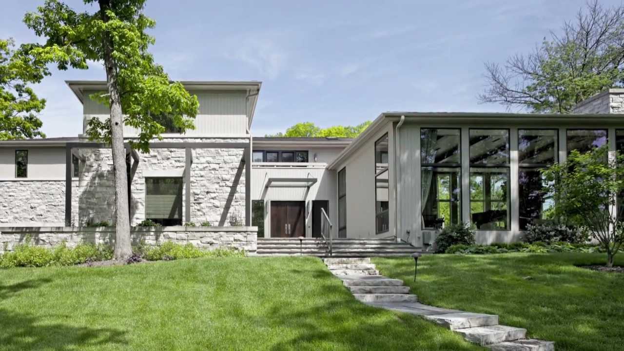 A long, narrow building platform drove the design of this new family ...