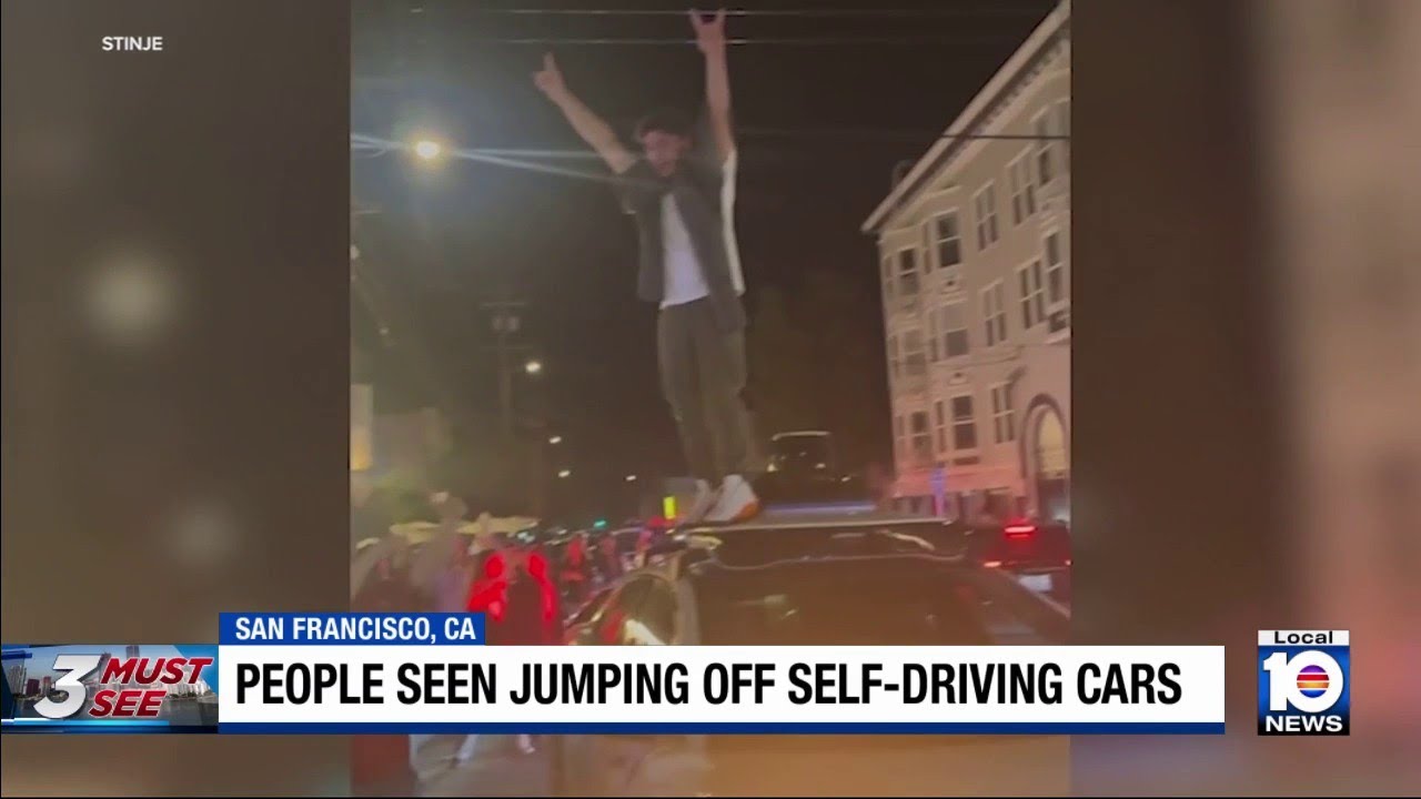 People jump off stalled out self-driving cars in San Francisco - YouTube