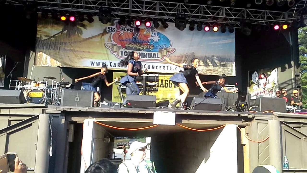 Young Devyn@Six Flags Concert August 2015 - YouTube