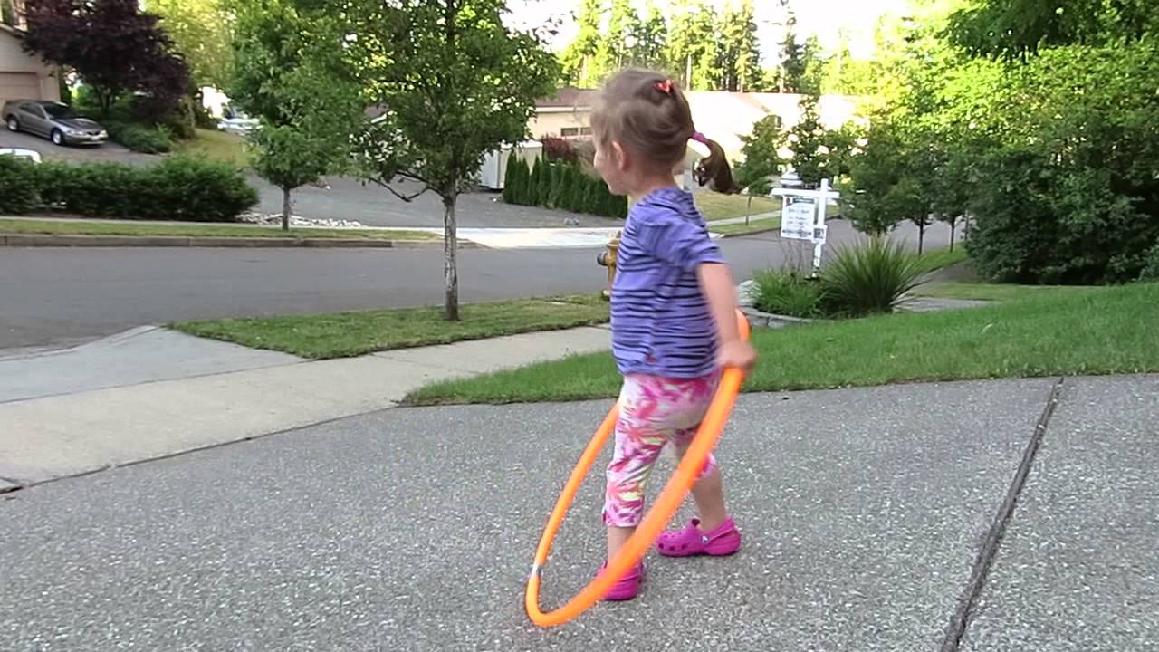 S cute baby doing hula hoop 280 1095 - YouTube