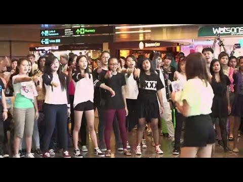 Romantic Flash Mob Proposal Singapore Changi Airport - YouTube