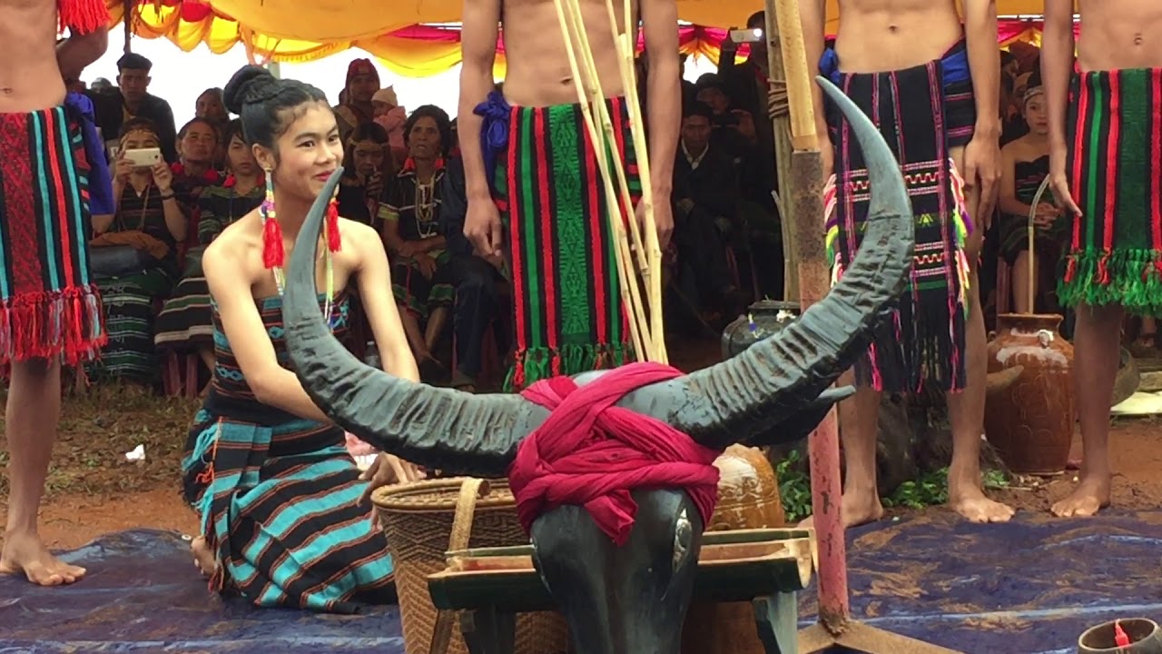 Bunong Dance in Mondulkiri during the day of Indigenous Peoples - YouTube