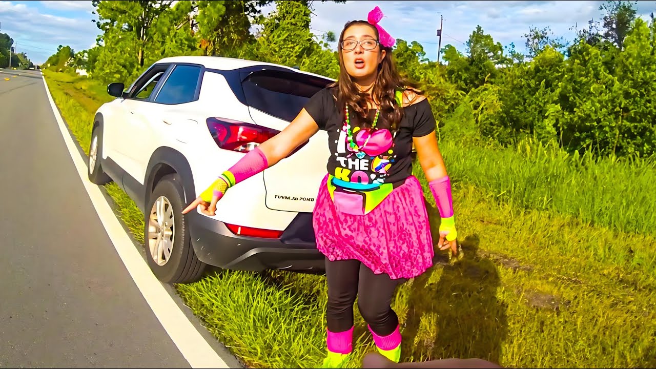 Most Aggressive Road-Rager Woman Goes Full Karen Mode & Pepper-Sprays ...