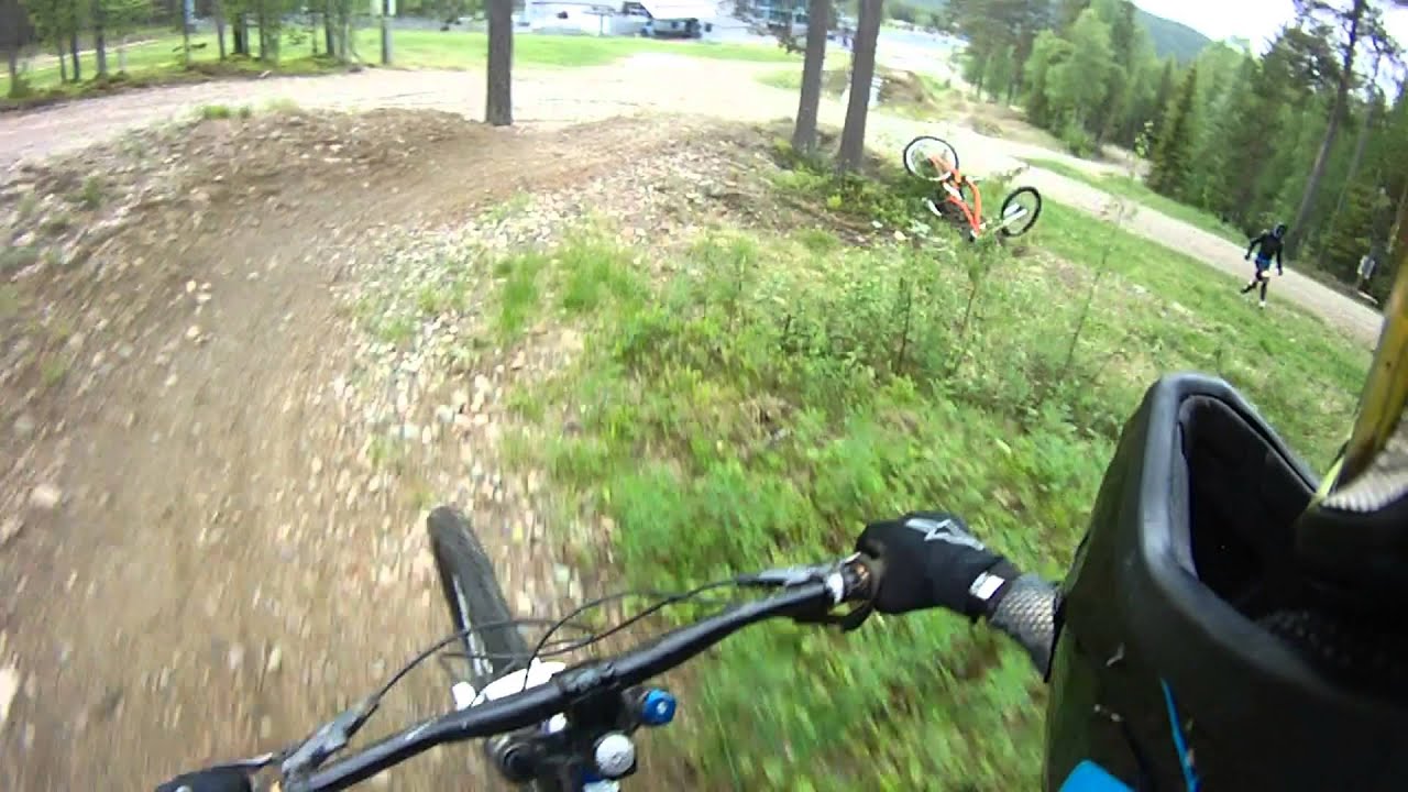Solisluu poikki alamäkipyöräilyssä Levillä - YouTube