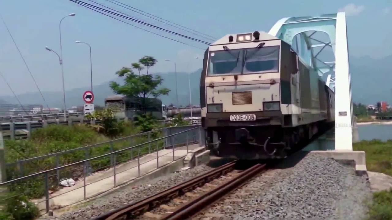 D20E locomotives trumpet whistles - YouTube