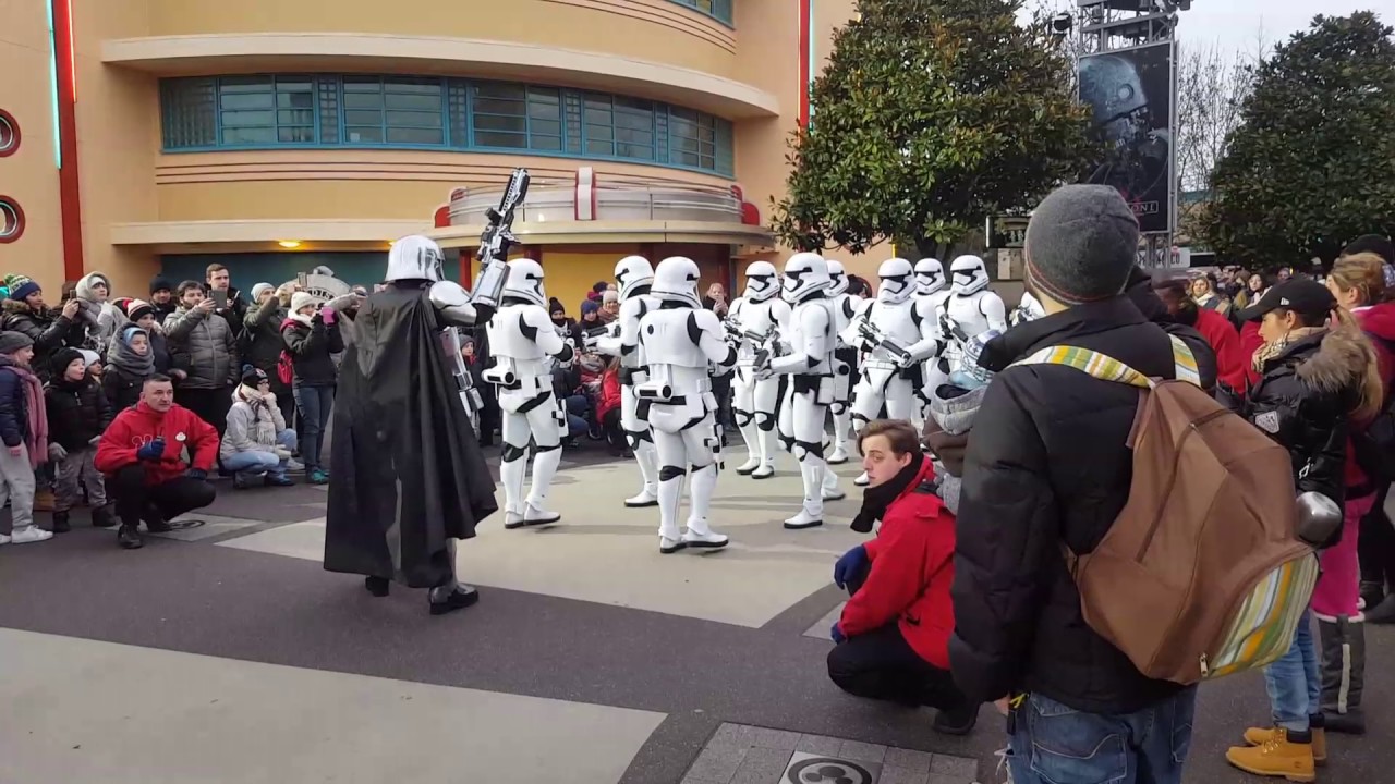 La marche du premier ordre à Disneyland Paris Studio - YouTube