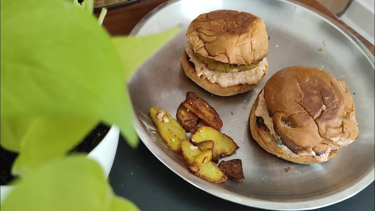 Spicy Potato Crunch Burger 🍔 @CookDailyWithUnnati #chalechahu # ...