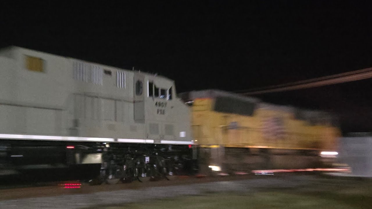 Union Pacific 3884 leads a northbound mixed freight through Hutto Texas ...