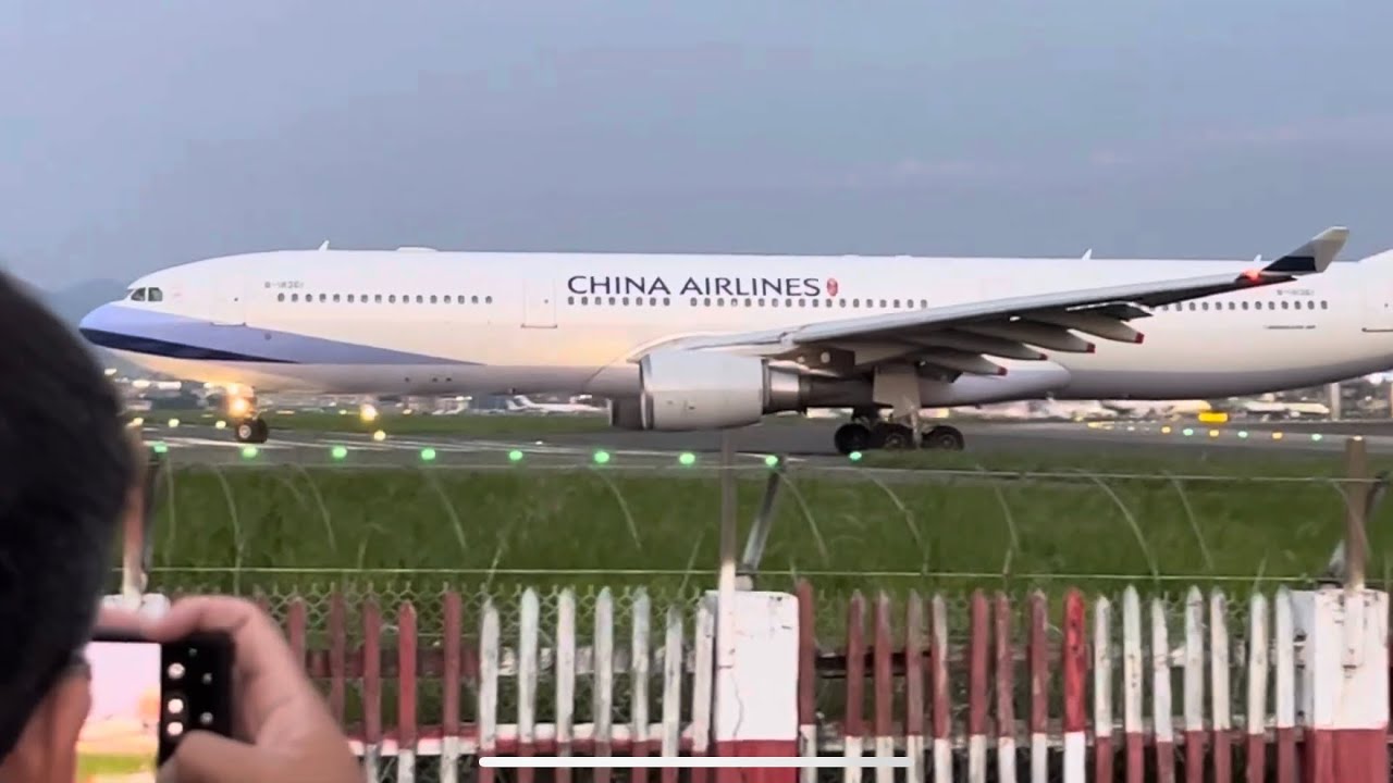 😃 ️ ️ Wow! Here's a beautiful plane taking off /哇! 架美麗的飛機正在起飛 Uau!Aqui ...