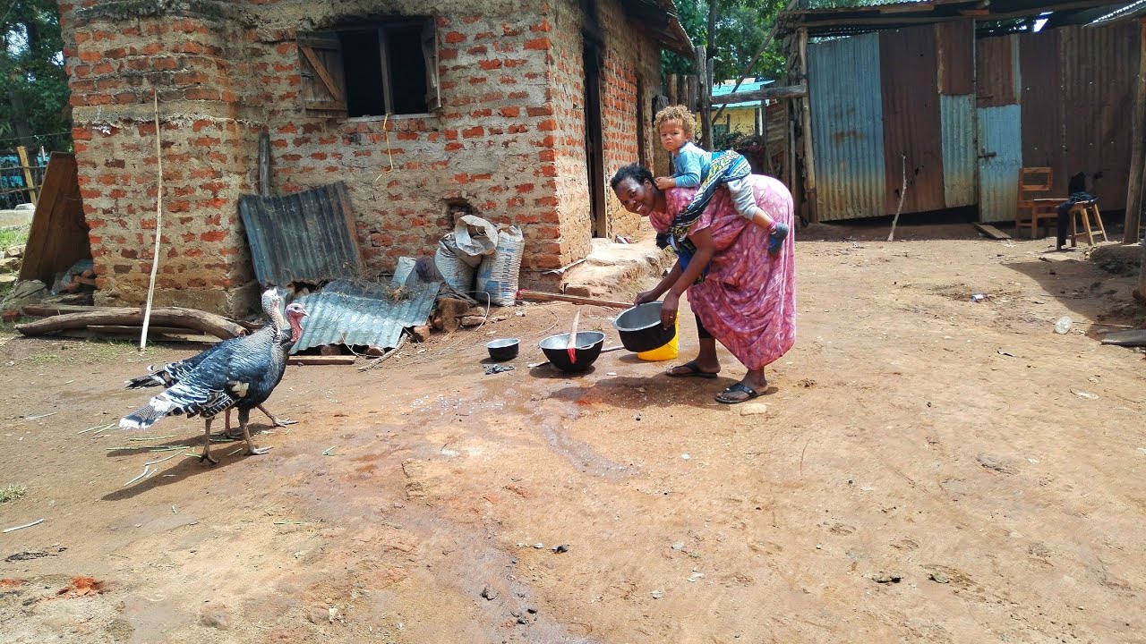 AFRICAN VILLAGE WAY OF WASHING THE UTENSILS - YouTube