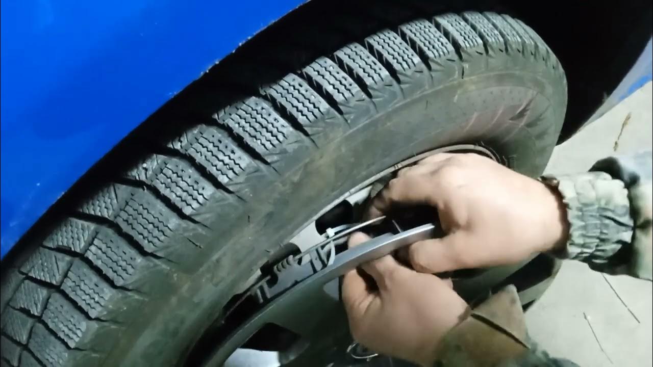 Установка колпаков на колеса. Крепление хомутами, которых не видно ...
