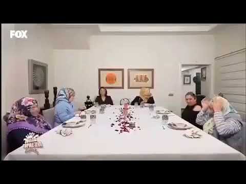 Zuhal Topalla Sofrada da yemek yerken maskesini kaldırmayı unutan teyze