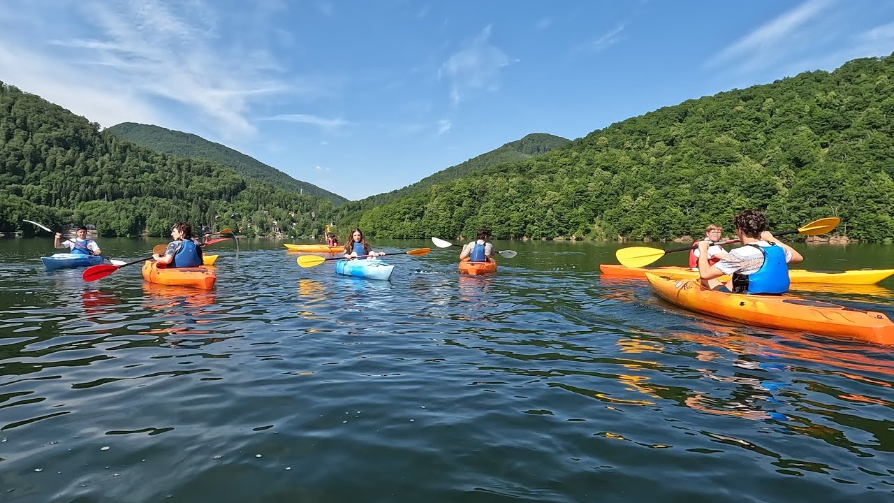 Royal School Transylvania la caiace pe lacul Tarnita | yachting Club ...