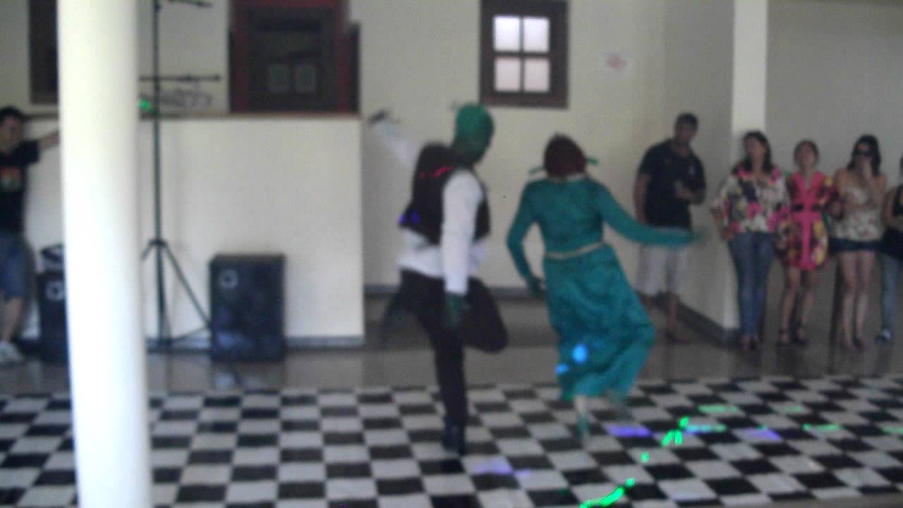 Shrek & Fiona Dancing - YouTube