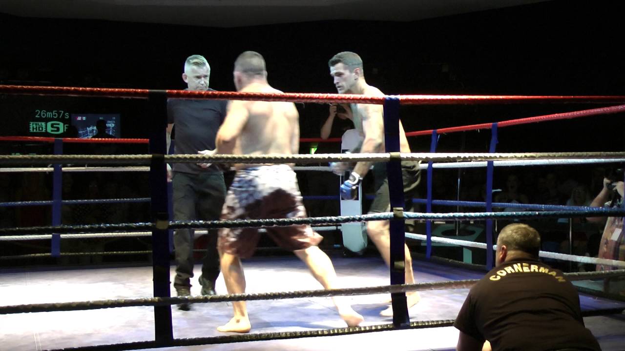 Chris Johnson vs Luke Lambourne - YouTube