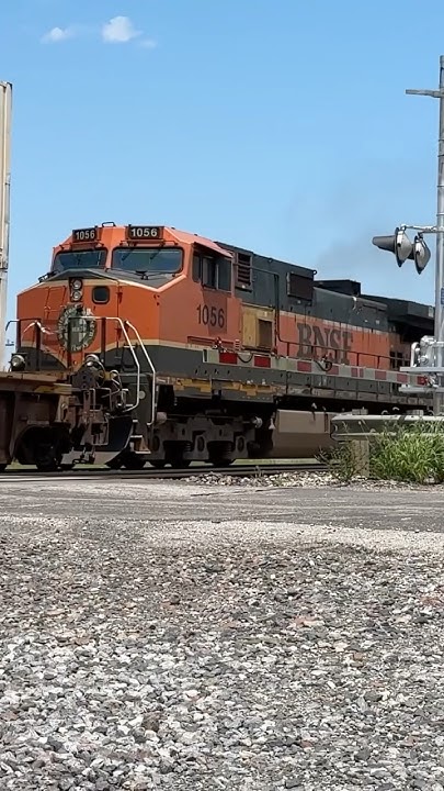 Powerful BNSF Dash 9s on BNSF Intermodal Q train!! #bnsftrains #bnsfrailway #bnsf - YouTube