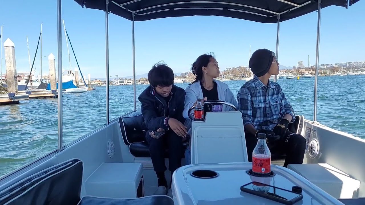 Relaxing family boat cruise at Balboa Island in Newport Beach ...