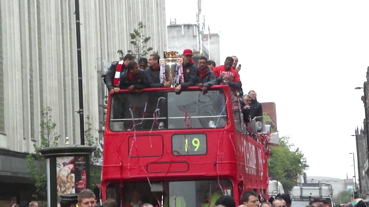 Man utd open top bus parade arrives in deasnsgate - YouTube