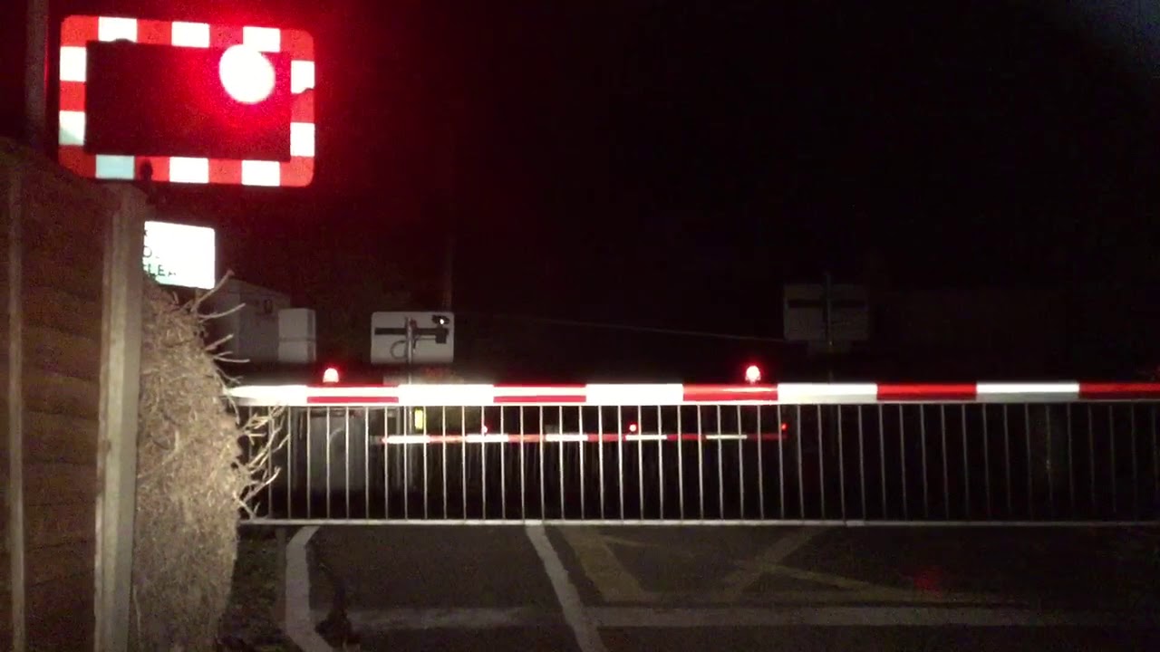 Poplar Farm Level Crossing (Norfolk) Saturday 14.10.2017 - YouTube