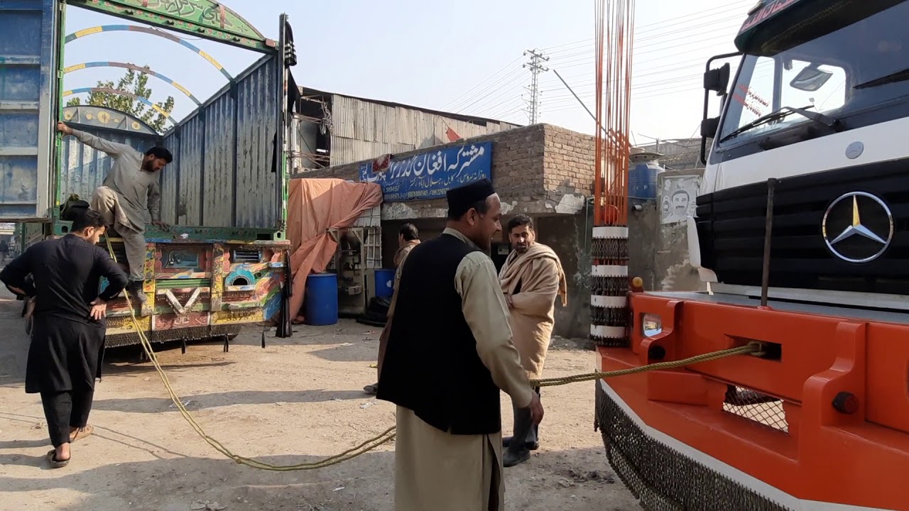 How mercedes pulling heavy rod from hino truck - YouTube