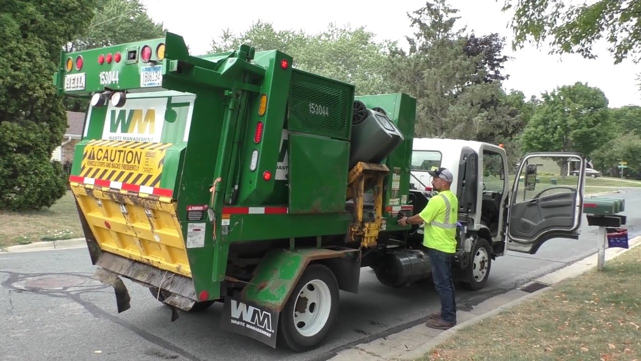 Isuzu Heil Retriever Manual Side Loader - YouTube