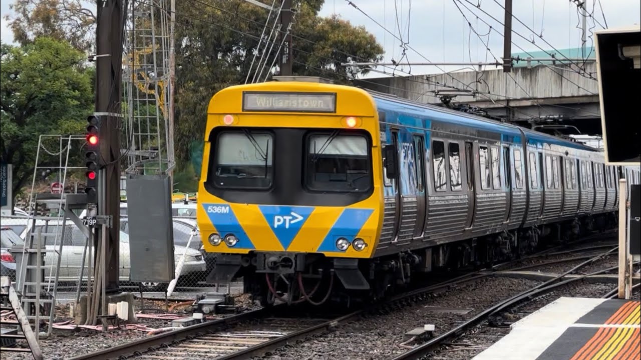 Comeng Trains at Newport Station - Metro Trains Melbourne - YouTube