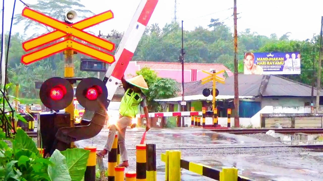 Railway Crossing || Palang Pintu Perlintasan Kereta Api || Ka ...