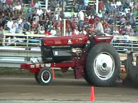 IH 1066 Hot farm tractor pulling - YouTube