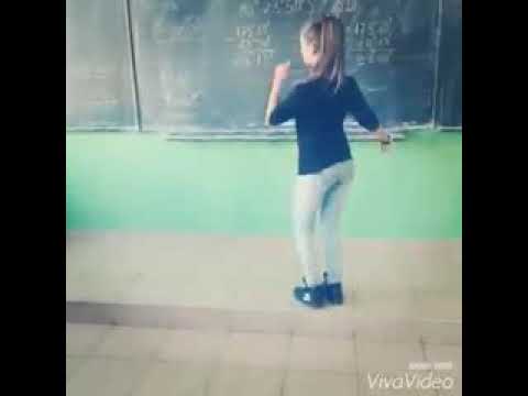 Яка ученичка играе КЮЧЕК в час .🙈