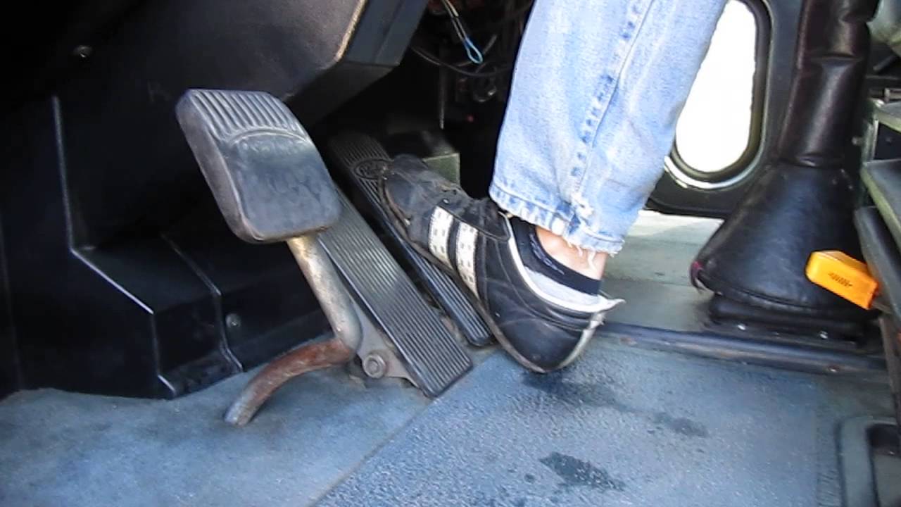 gas geven acceleratie peterbilt 377 holland - YouTube