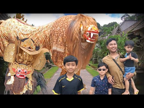 Irvan Sama Adiknya Melihat Barong Barongan Macan Besar sekali Di Desa Penglipuran