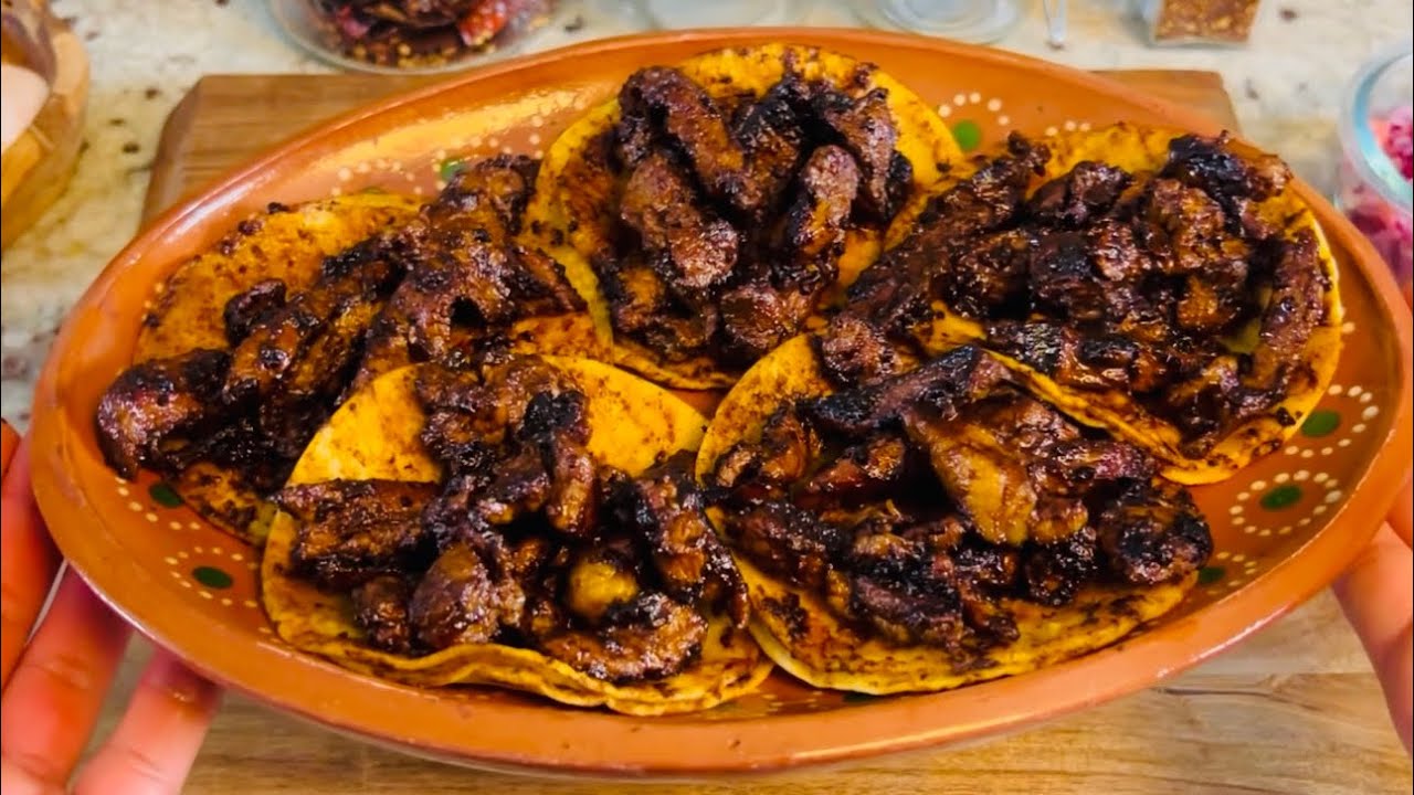 Cómo se preparan los tacos al pastor (Negros) - YouTube