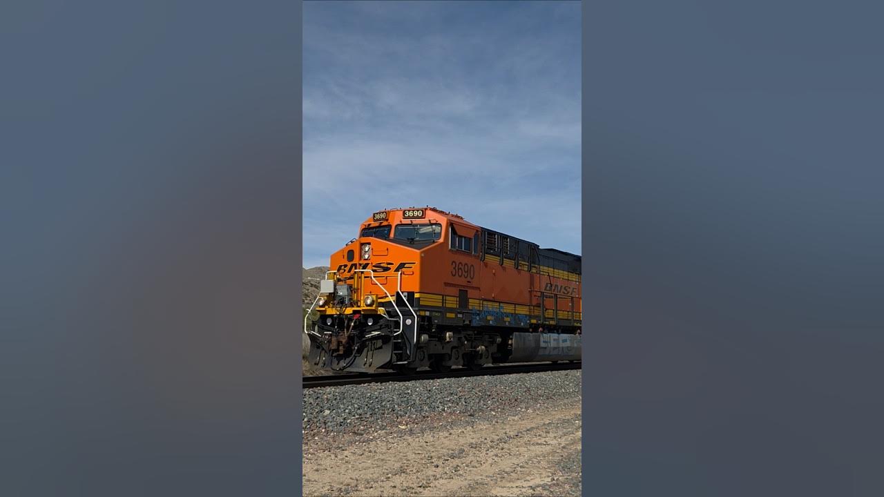 BNSF helpers at Cajon Pass #bnsf #cajonpass - YouTube