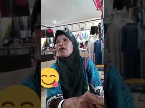 Wanita ini sampai buka rok demi mendukung Capresnya !!