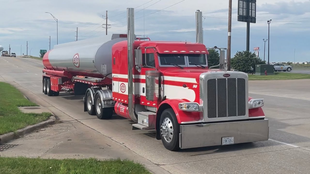 Awesome Sounding Jake Brakes from peterbilt - YouTube