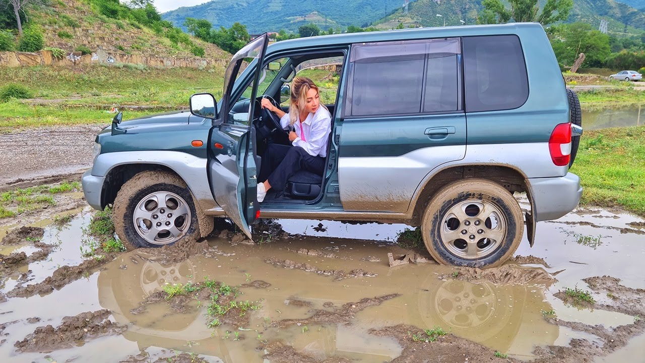 GIRL CAR STUCK IN THE MUD WATER ROAD DRIVING TEST 4X4 PAJERO IO OFFROAD ...