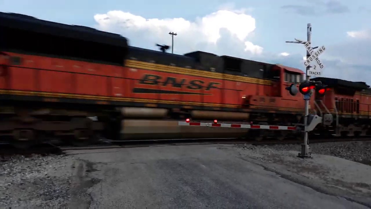 😎 Ahead of the Storm @70-MPH!!! 4-Unit BNSF Staying Ahead of a ...