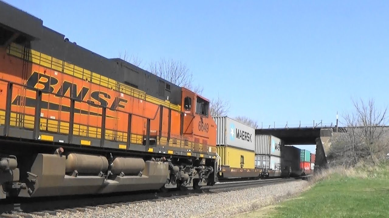 BNSF 6589- Stack w/ DPU's Meets BNSF 6649- Stack w/ DPU's - YouTube