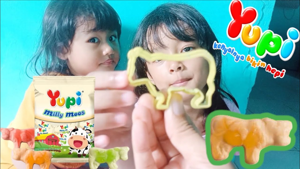 MAKAN PERMEN YUPI SAPI SAMBIL MAIN GLITTER RUSA.SERUU... - YouTube