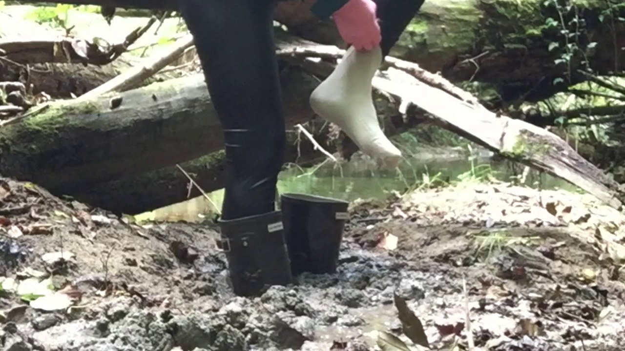 Hunter Boots in mud 4/9 - YouTube