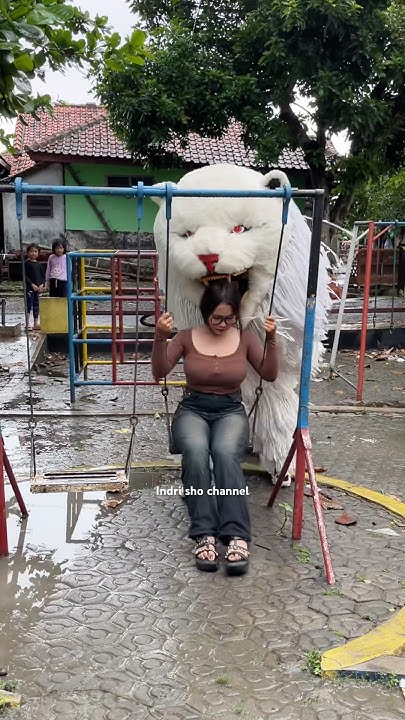 Cewek cantik lagi asik mainan ayunan di makan can macanan - YouTube