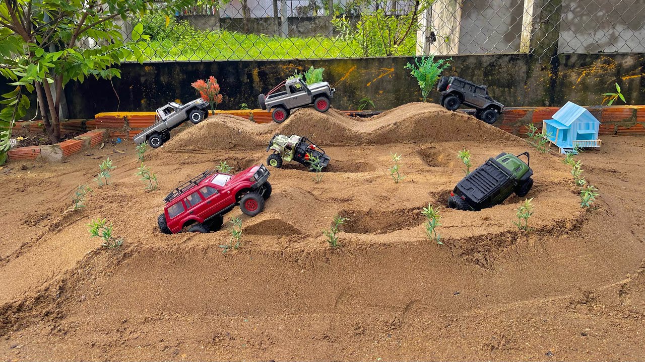 RC car passing through large obstacles,Rc Bronco Defender Toyota Pick ...