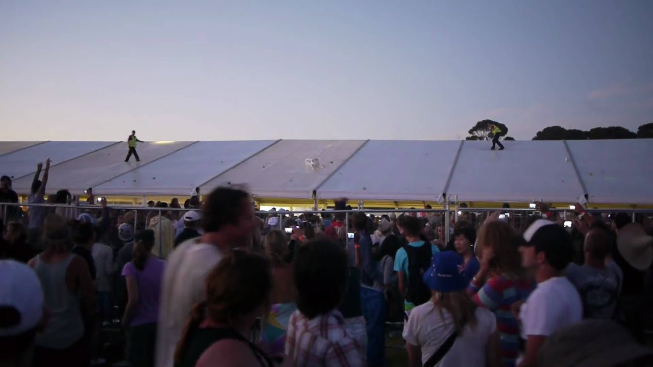 Security guard fail, BDO Melbourne 2010 - YouTube